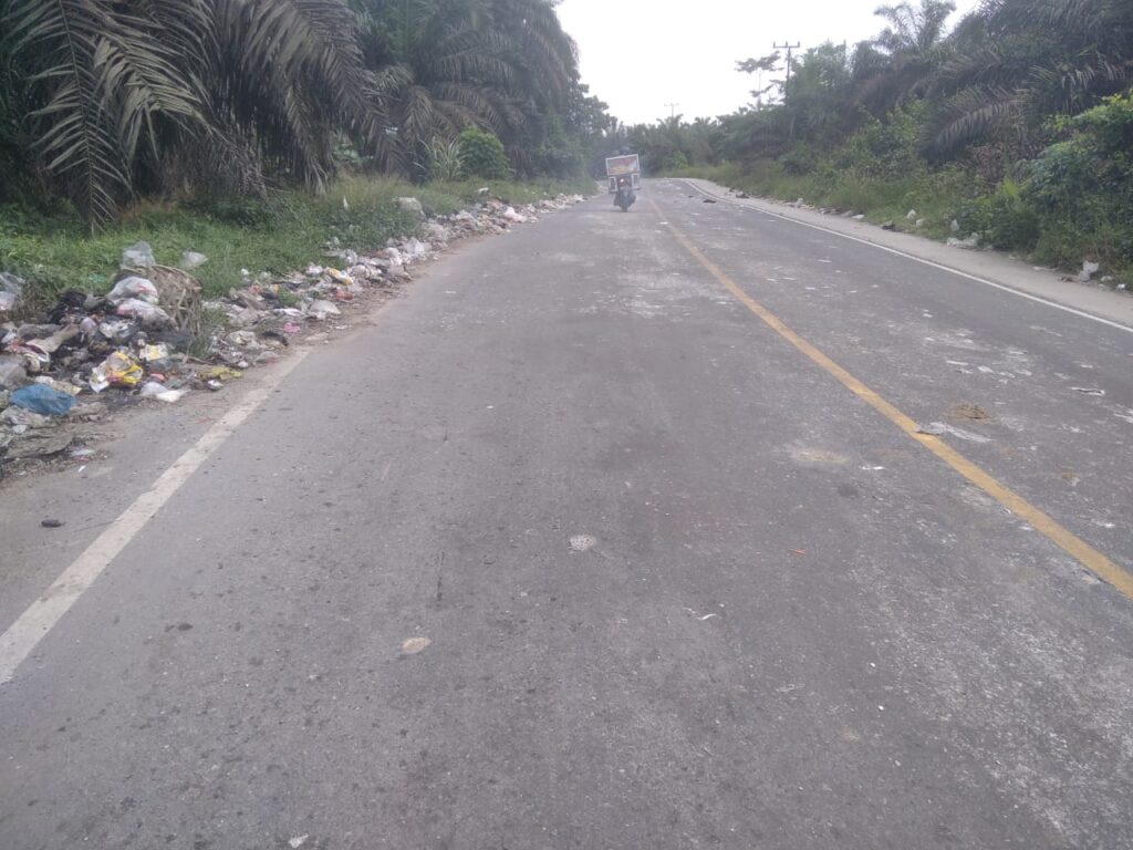 Pembuangan Sampah di jalan Raya Nasonal Lintas Sumatera – Kompas News