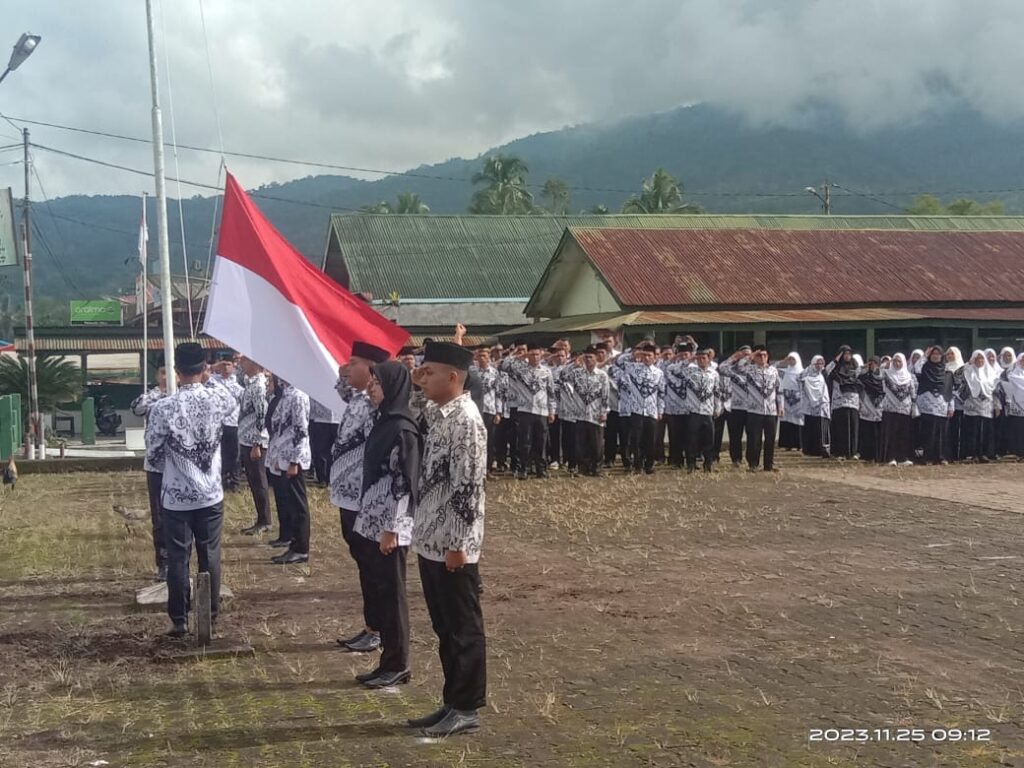 Hj Nevi zuarina anggota DPR fraksi PKS Sebagai Pembina Upacara Bendera Memperingati HUT PGRI dan ...