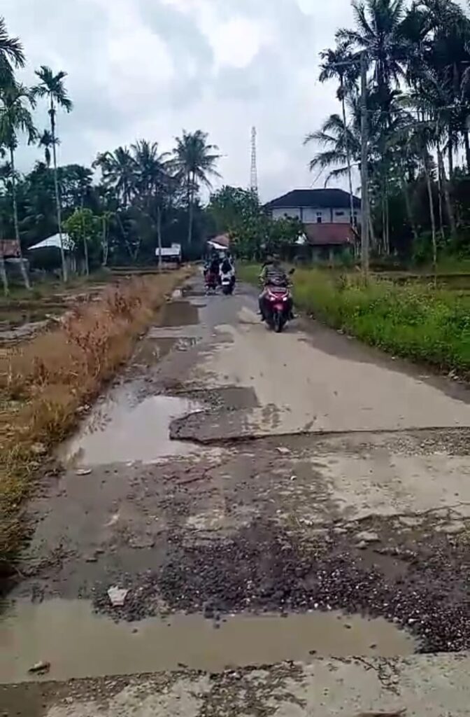 Pengorekan jalan di kabupaten Pasaman kecamatan dua koto sampai ...