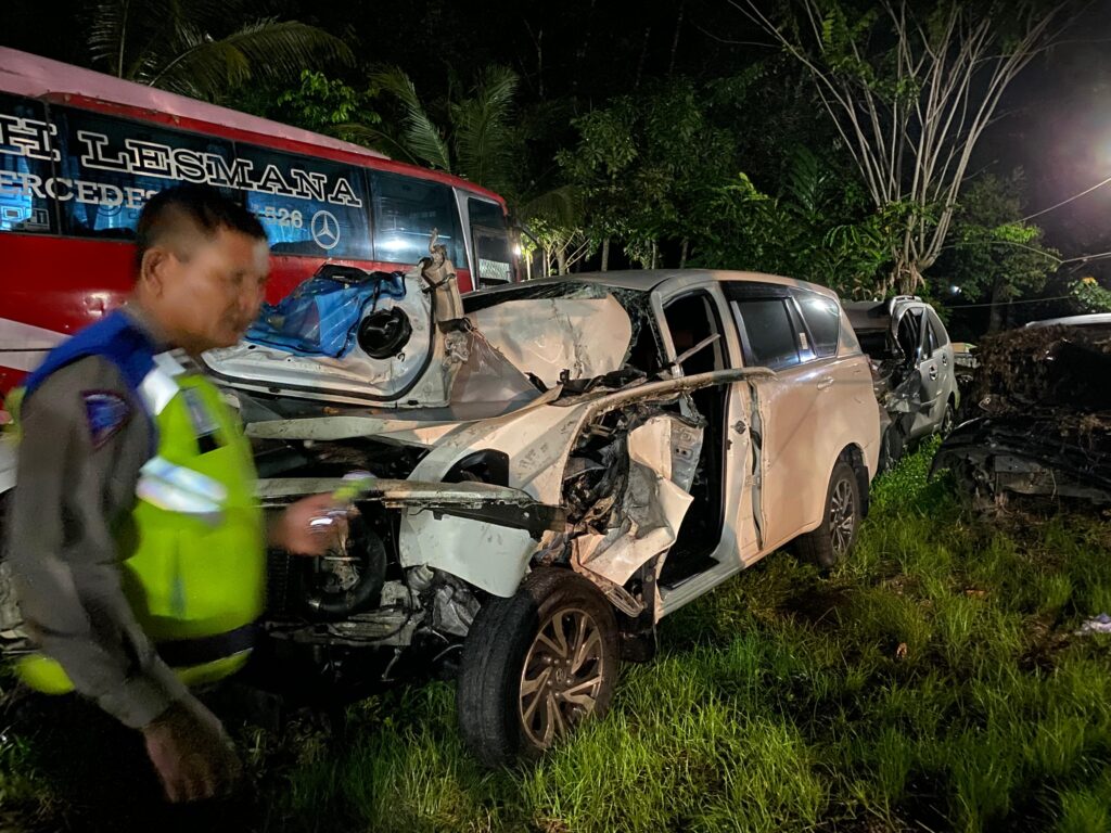 Mobil Kepala Dinas PMD Kabupaten Batu Bara Rengsek Menyorong Truk – Kompas News