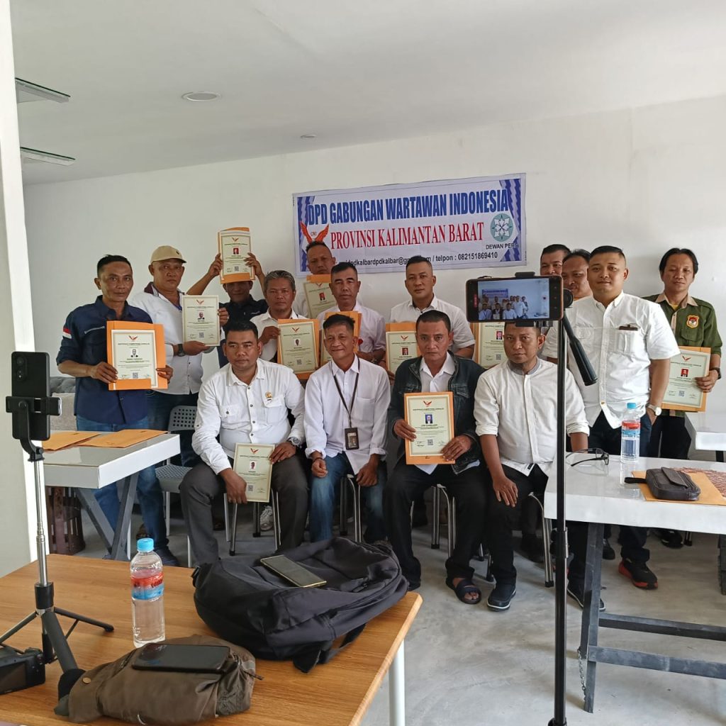 DPD GWI Kalbar Gelar Penyerahan Sertifikat UKW , Wujudkan Wartawan Yang ...